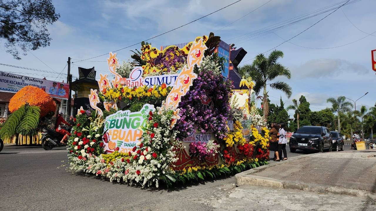 Dimeriahkan Karnaval Mobil Hias, Festival Bunga dan Buah Karo 2025 ...