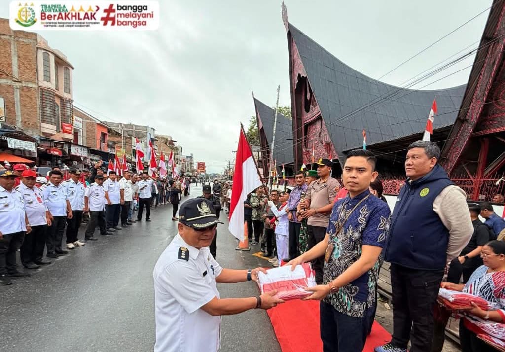 ‎Semarak HUT ke-80 RI, Kejari Toba Bagikan Sepuluh Juta Bendera Merah ...