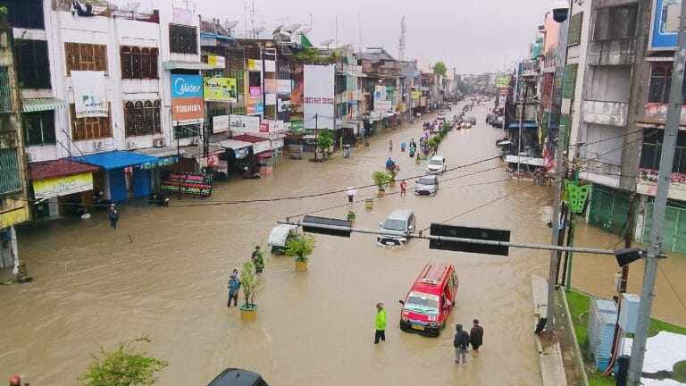 Terendam Banjir, Kawasan Kampung Lalang dan Simpang Kantor Lumpuh Total ...